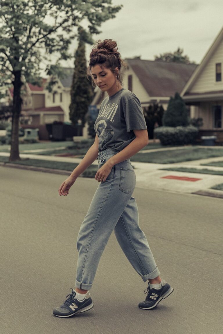 11 Outfit Ideas for Women with New Balance Shoes and Jeans