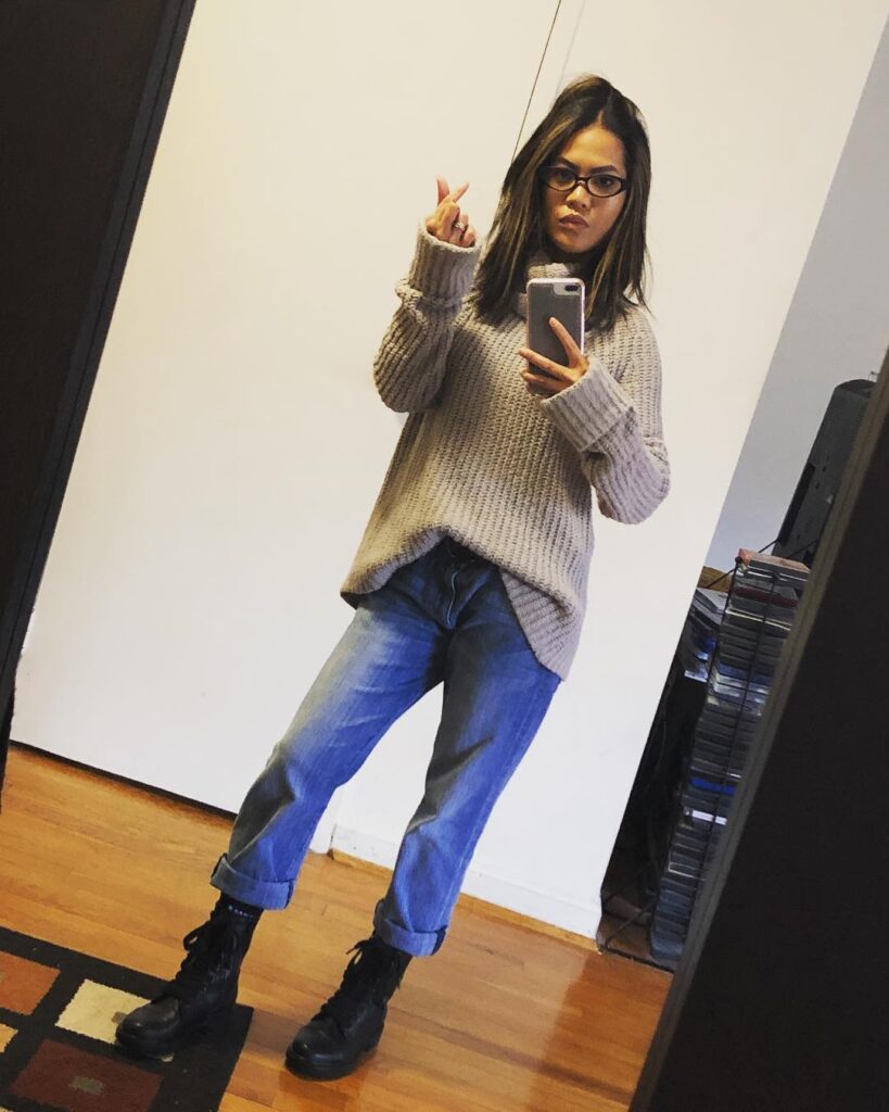 18 Effortlessly Chic Winter Outfit Ideas with Combat Boots for Women