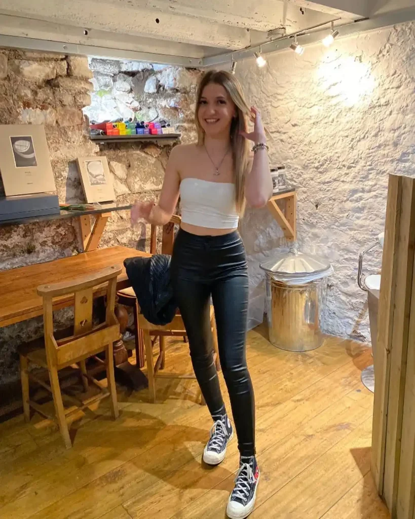 15 Converse Christmas Outfits: Festive, Fun & Comfortably Chic